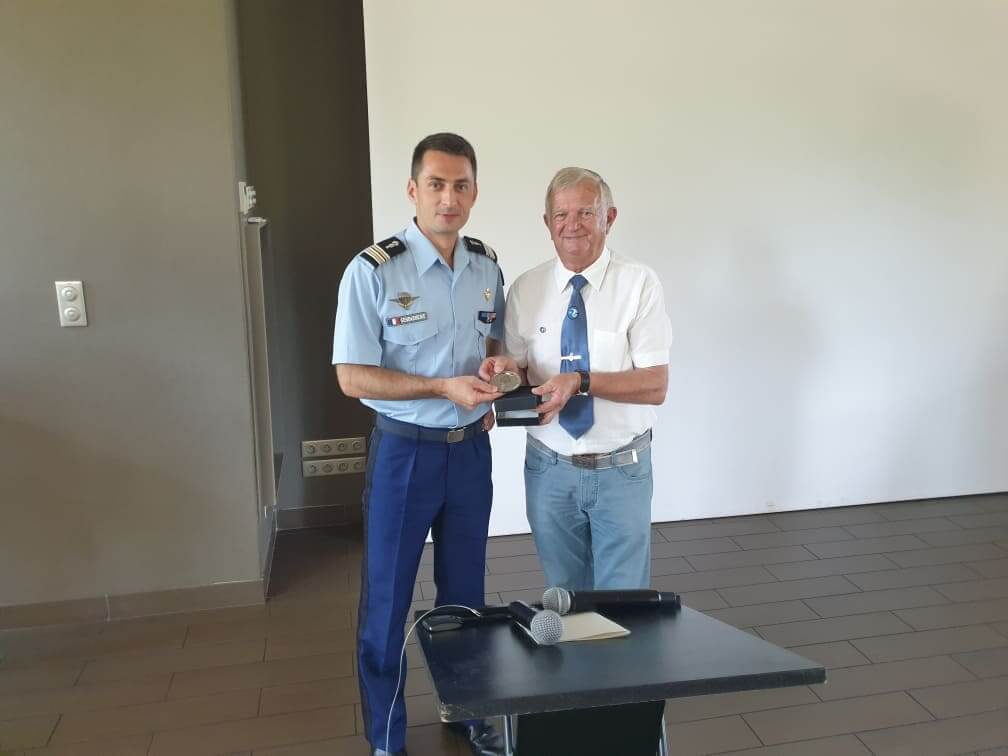 Remise de la médaille d'honneur au lieutenant colonel Dupin